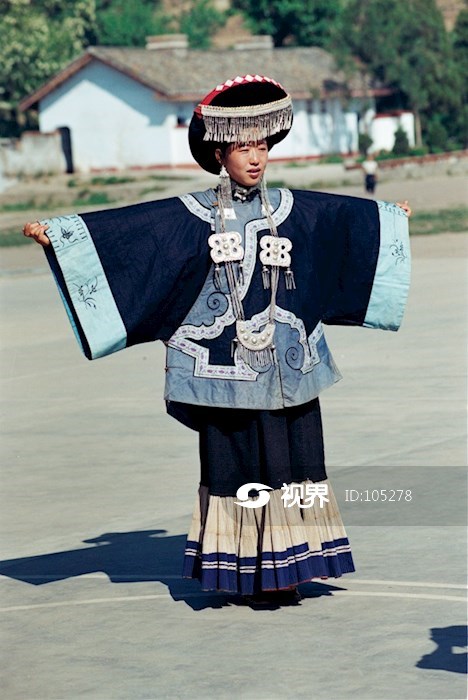 彝族妇女服饰正面展示 图片 | 轩视界