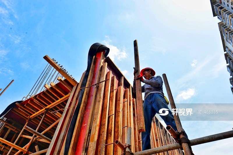 四川通江：战高温 加快城市道路改造 图片 | 轩视界