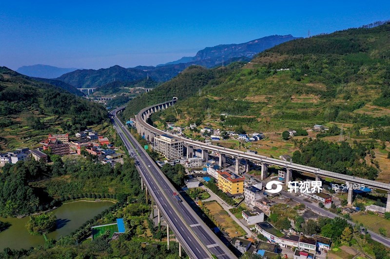 G76厦蓉高速公路与隆黄铁路叙永至大村段同框 图片 | 轩视界