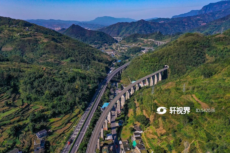 G76厦蓉高速公路与隆黄铁路叙永至大村段同框 图片 | 轩视界