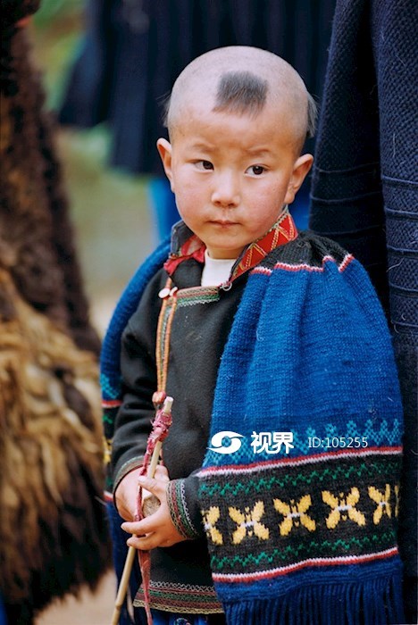 彝族男童服饰特写 图片 | 轩视界