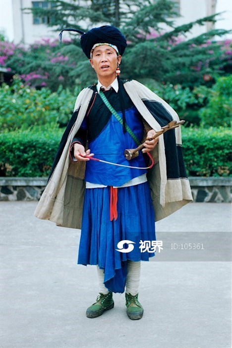 演奏民乐的彝族男子 图片 | 轩视界